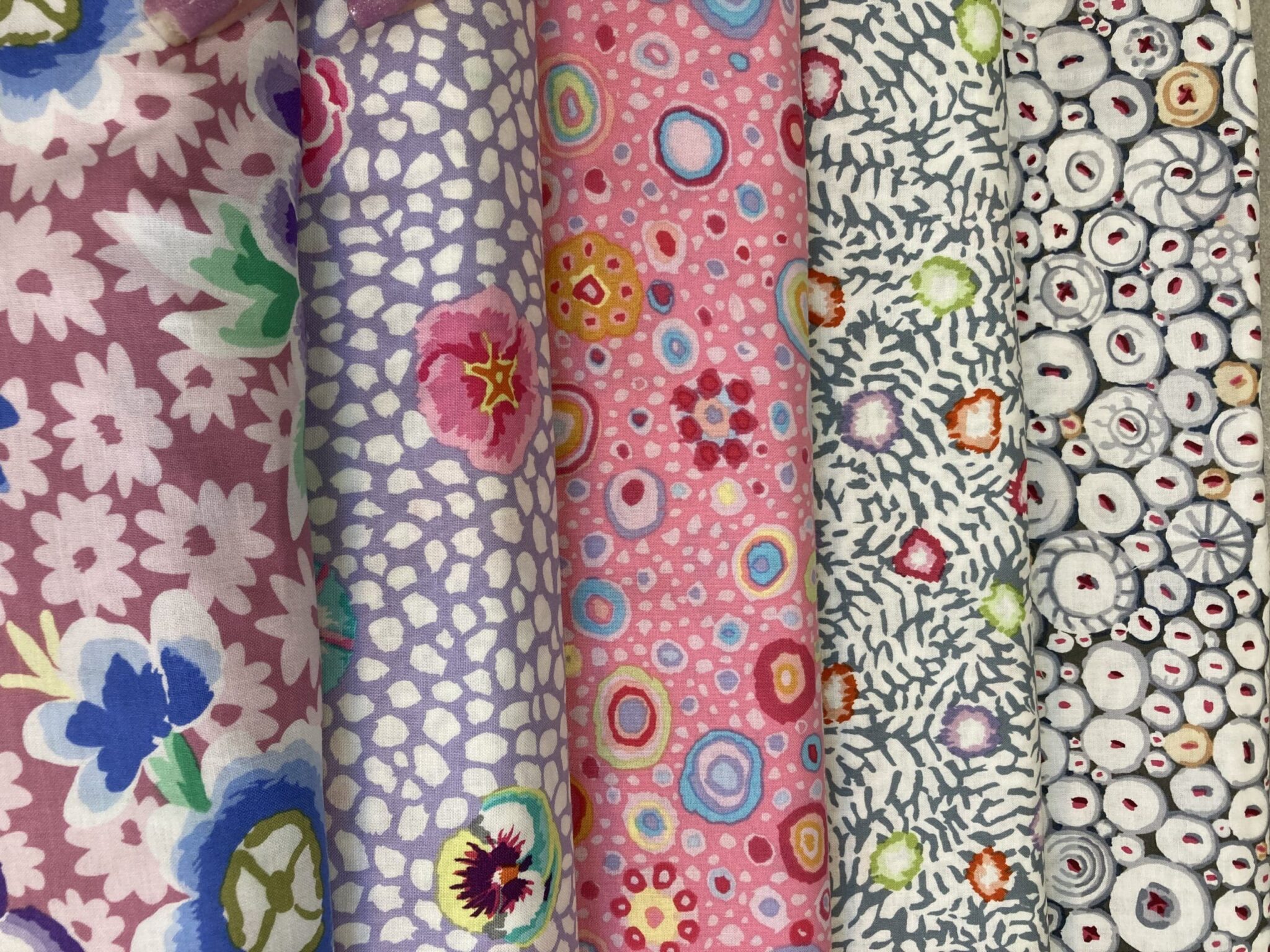 Kaffe Fassett pakke - 5 stk á 25x55 cm - lys | Thy Patchwork