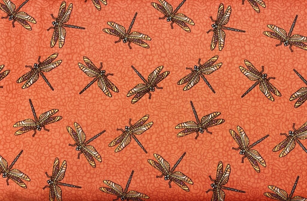 Ceriserød med smukke små guldsmede| Thy Patchwork